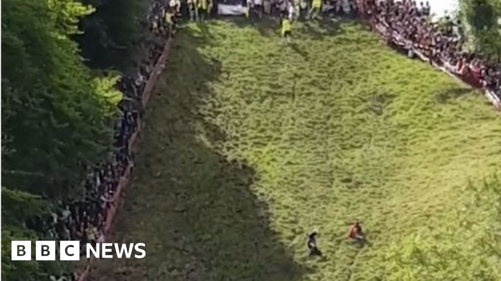 Cheese rolling race has new champion - BBC News