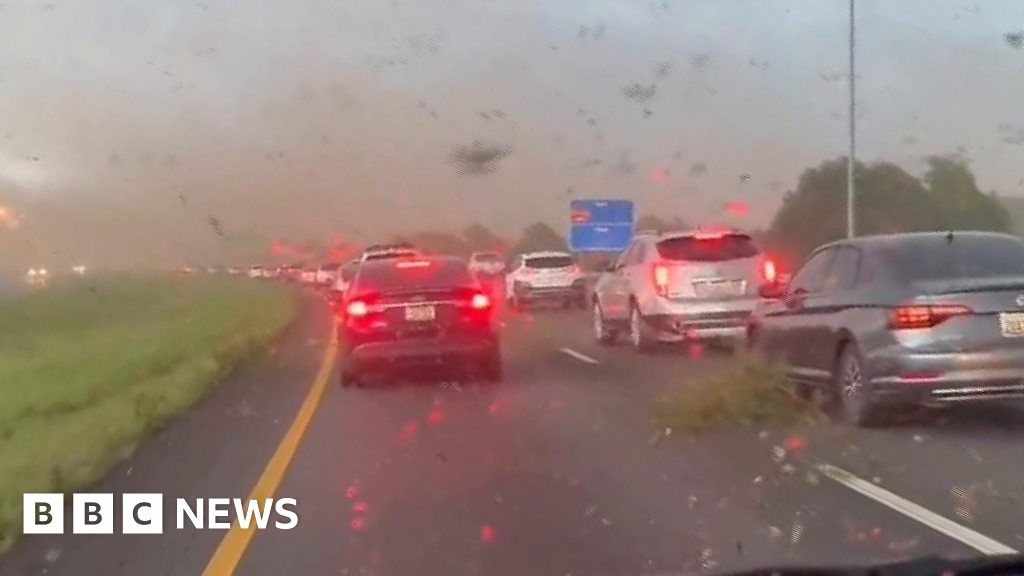 Severe storms blow debris across US highway - BBC News