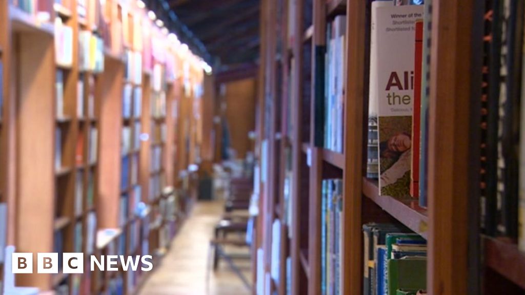 Hay-on-Wye residents plan to save 'town of books' library - BBC News