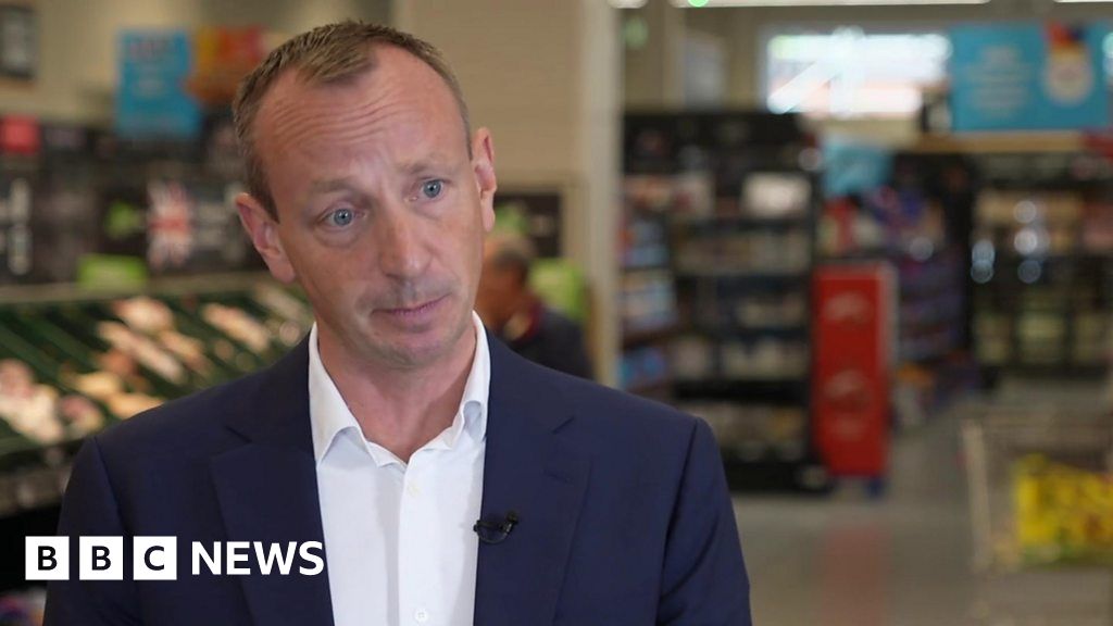 Aldi ‘winning shoppers from traditional supermarkets’, says boss - BBC News