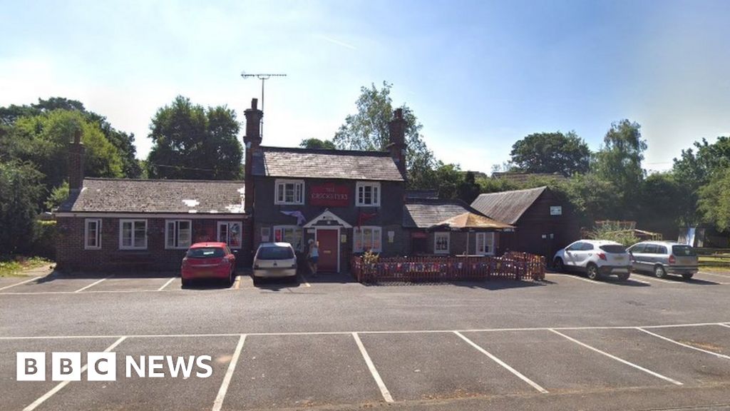 Peter Bradfield: Tributes paid to Tadley pub assault victim - BBC News