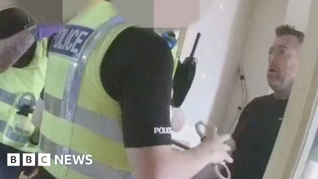 Bernadette Walker: Arrest of Scott Walker caught on bodycam - BBC News