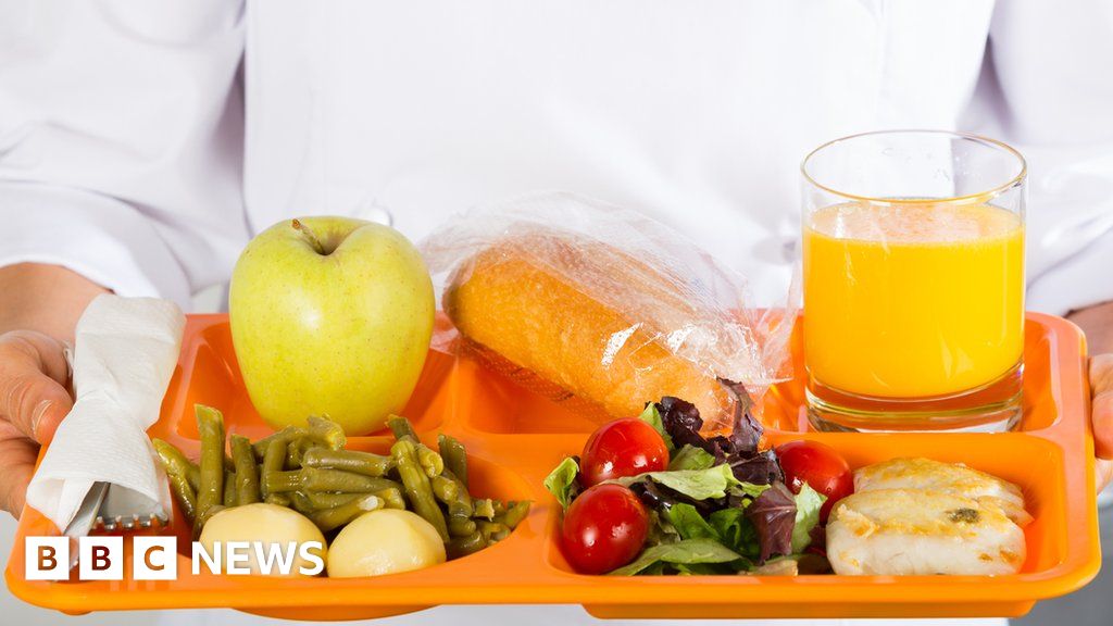 Universal credit: Free school meals proposal keeps cliff edge - BBC News