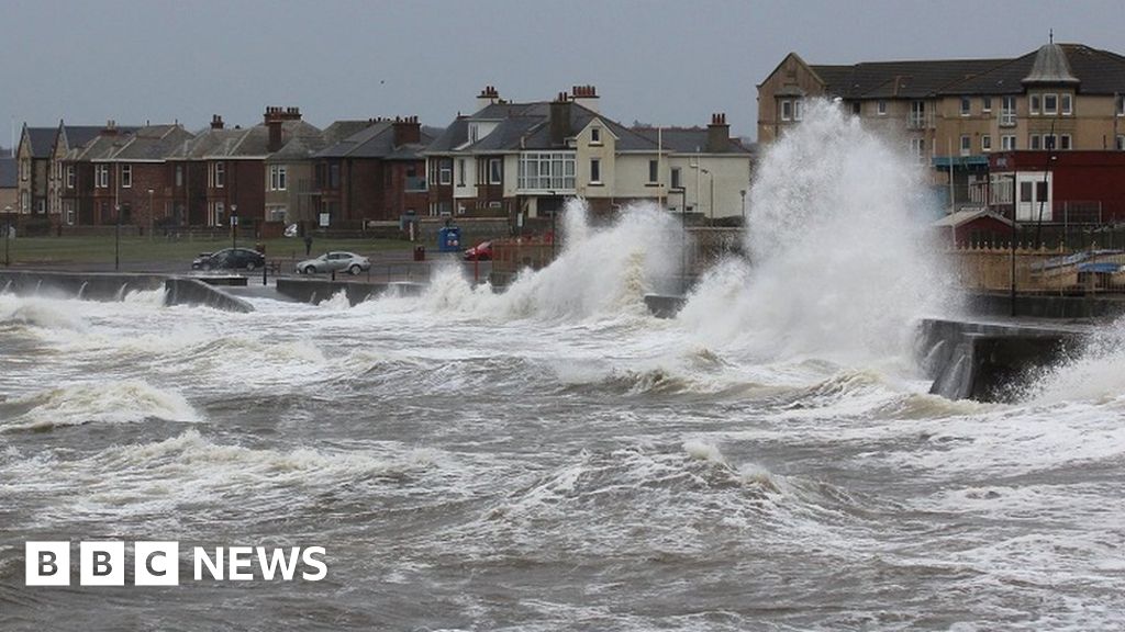 Storm Gareth advances with floods and 75mph winds - BBC News