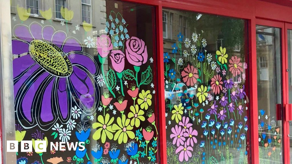 Trowbridge flower show to open with window display trail - BBC News
