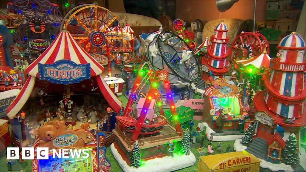 Man builds Hull Fair in his front window - BBC News