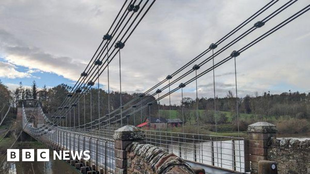 Union Chain Bridge closes again for further works - BBC News