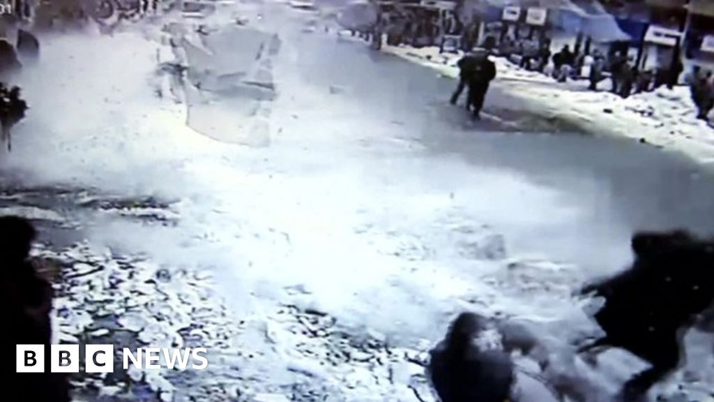 Two injured as Turkey snow fall hits pedestrians - BBC News