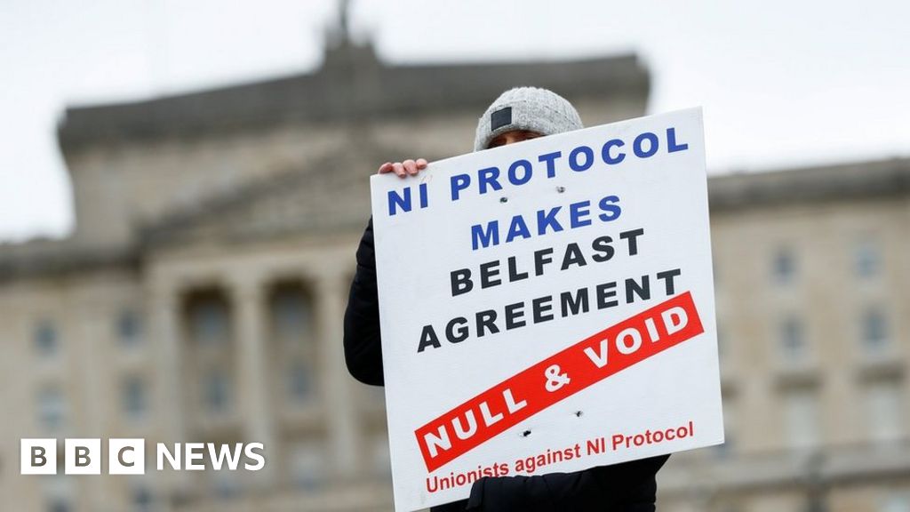 Loyalists: Police say rising tensions remain under close watch - BBC News