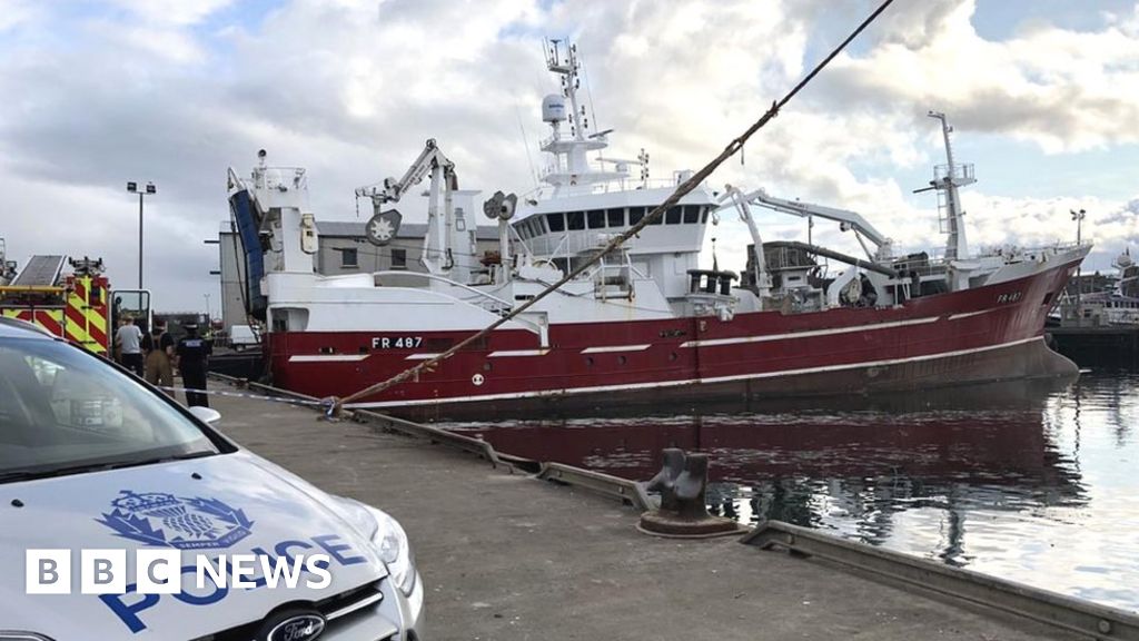 Man dead and others treated after Fraserburgh harbour incident - BBC News