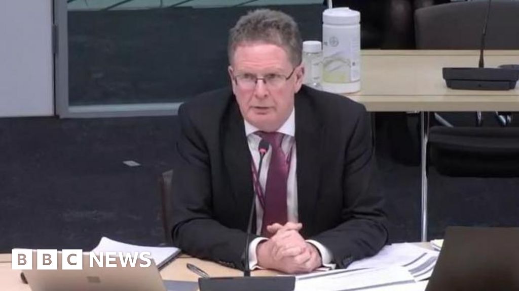 Bradford Council drafts in expert to help with financial woes - BBC News