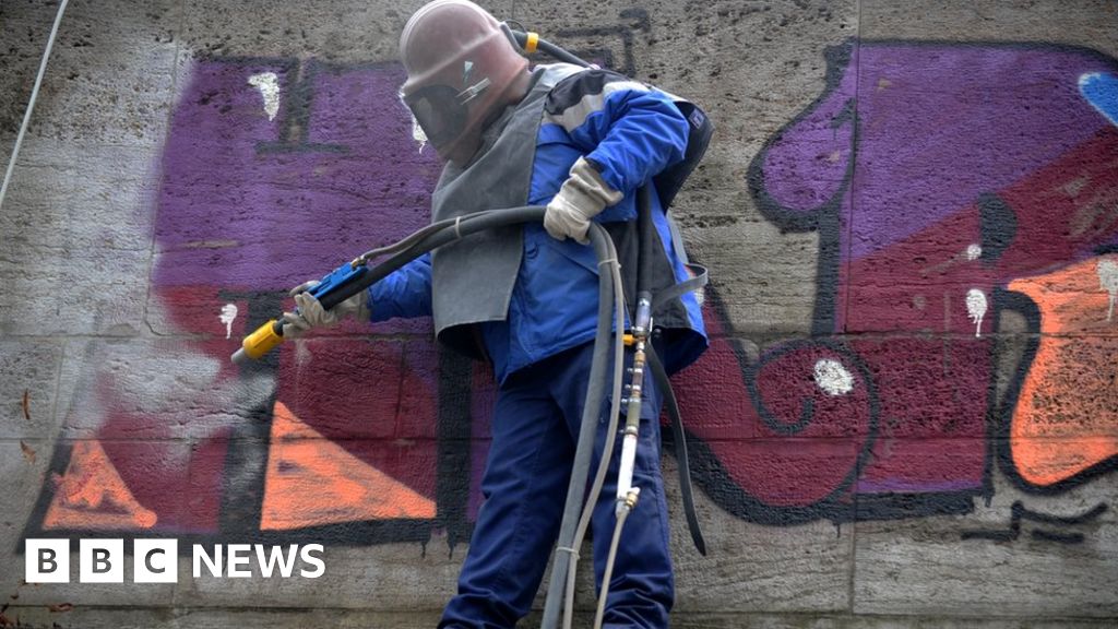 Walnut particles in sandblaster linked to Canada man's death - BBC News