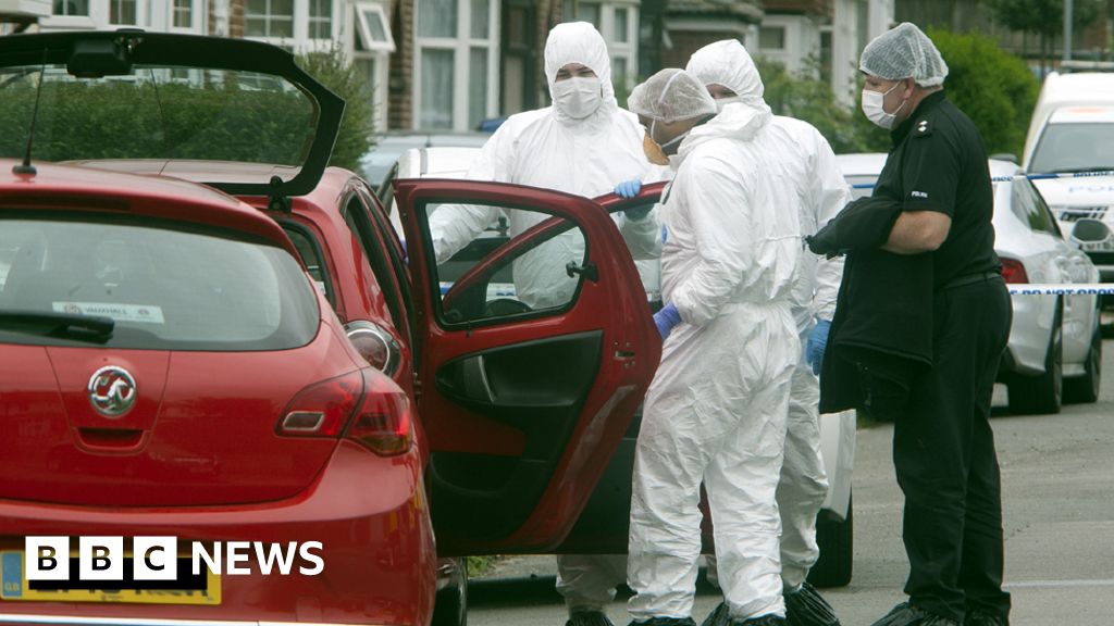 Cars searched in Luton murder inquiry - BBC News
