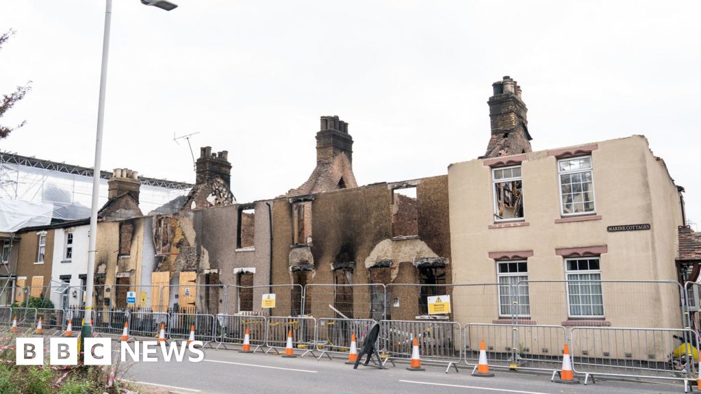 Wennington fire: Villagers brought together by disaster - BBC News