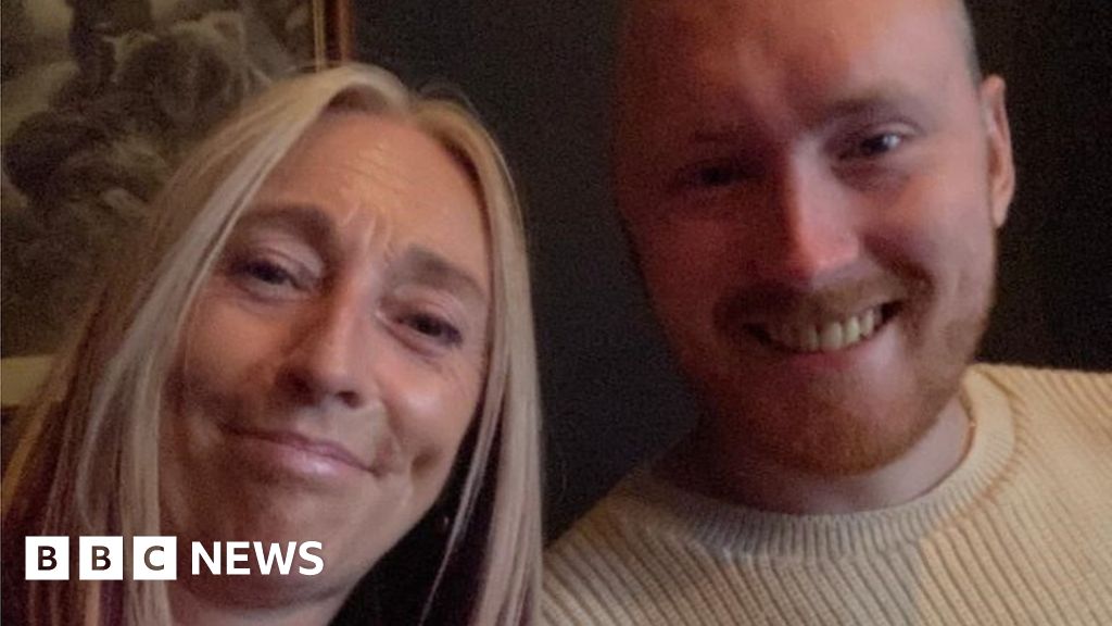 Andi Peel: Tributes paid to son who died from brain tumour - BBC News