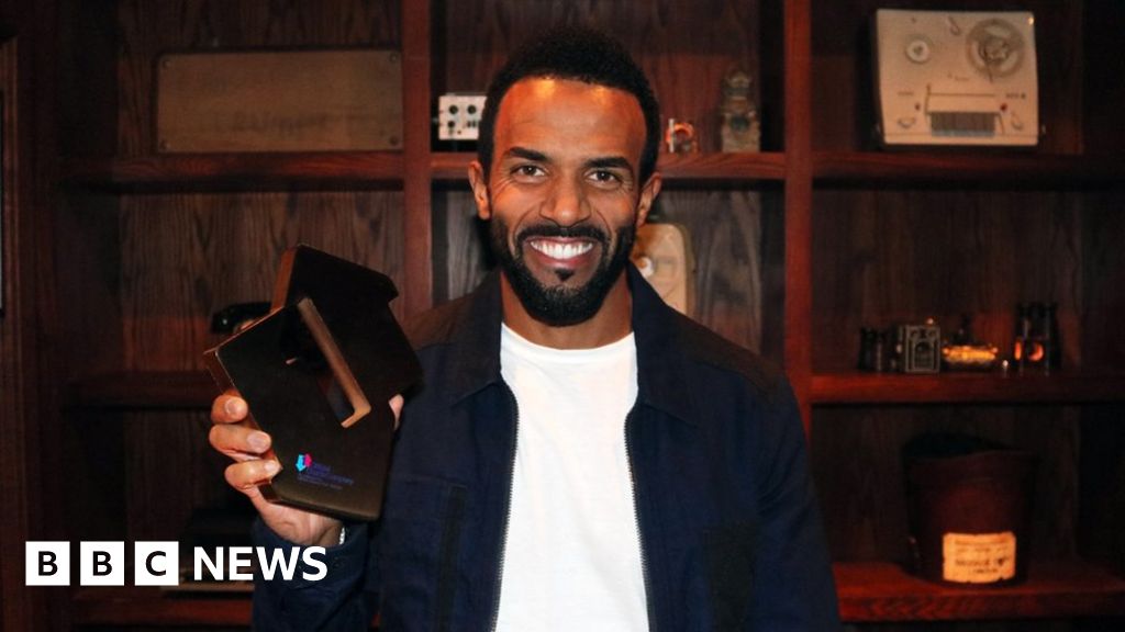 Craig David's comeback album tops chart - BBC News
