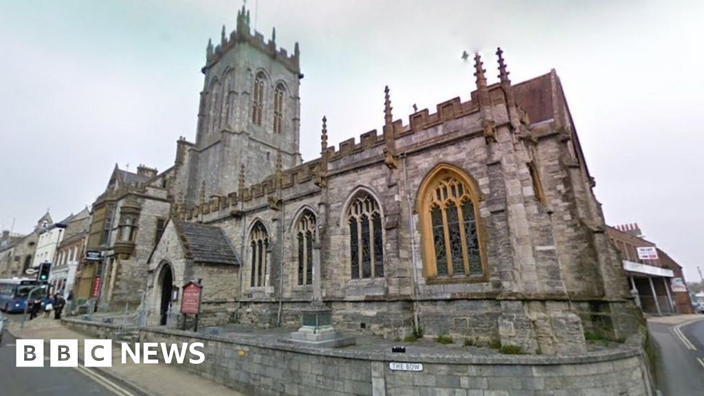 Dorchester church reviews plaque to slaver John Gordon - BBC News