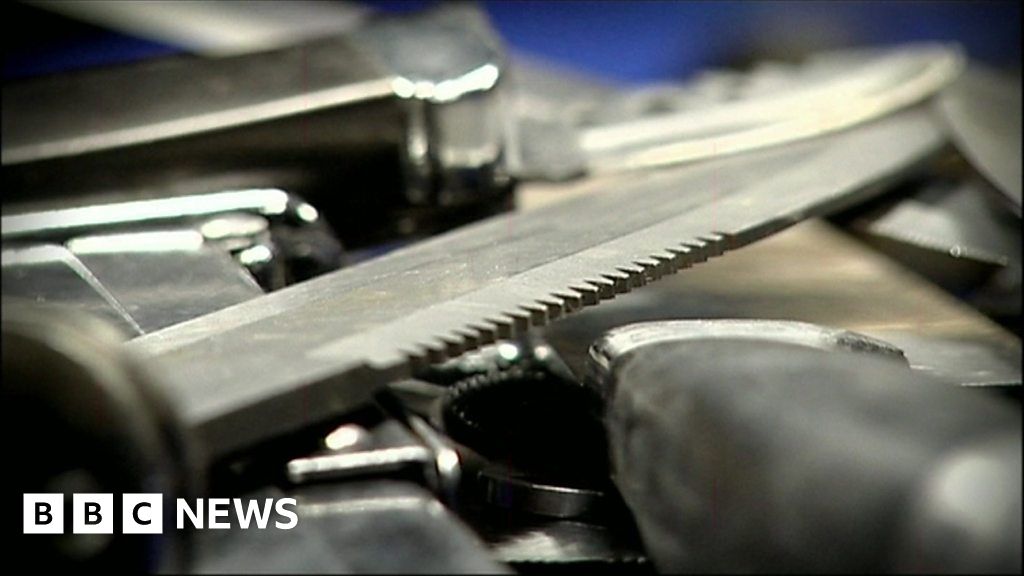 Knife crime: Why are more young people carrying blades? - BBC News