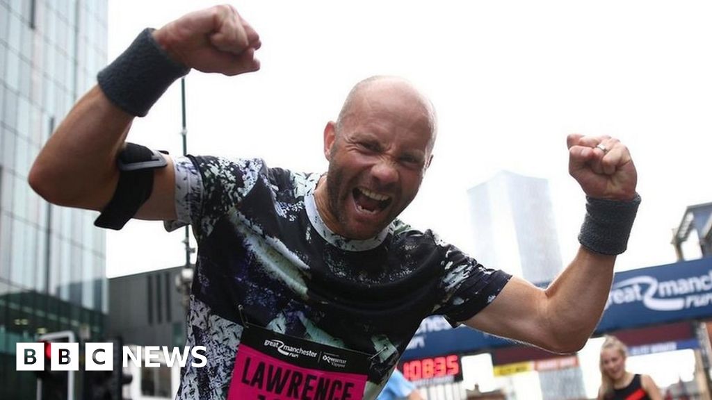 Great Manchester Run: Thousands line the streets for race return - BBC News