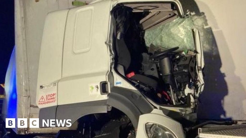 Truck driver critical after triple-lorry crash in Oxfordshire - BBC News