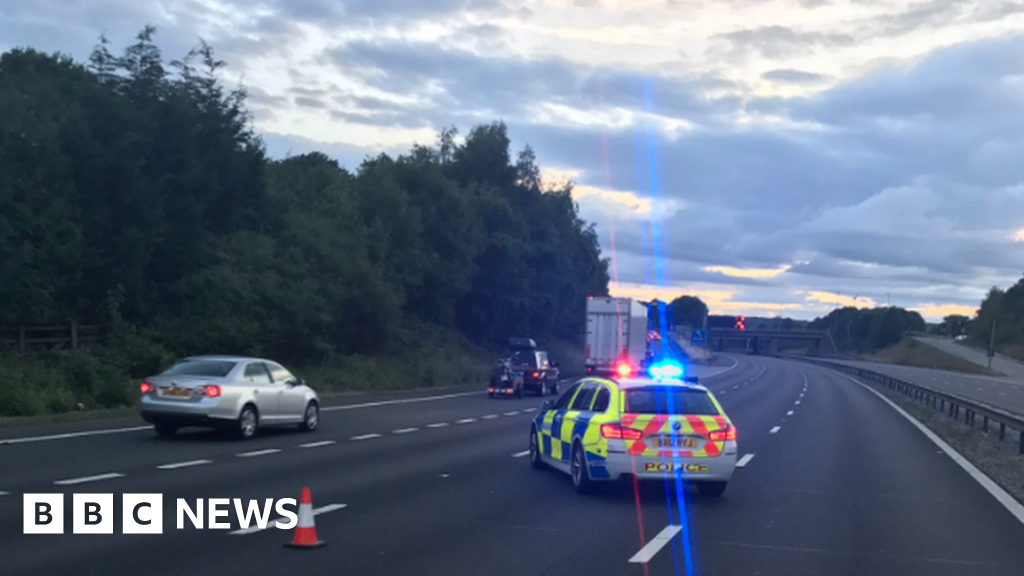 One killed and seven injured in M42 crash near Redditch - BBC News