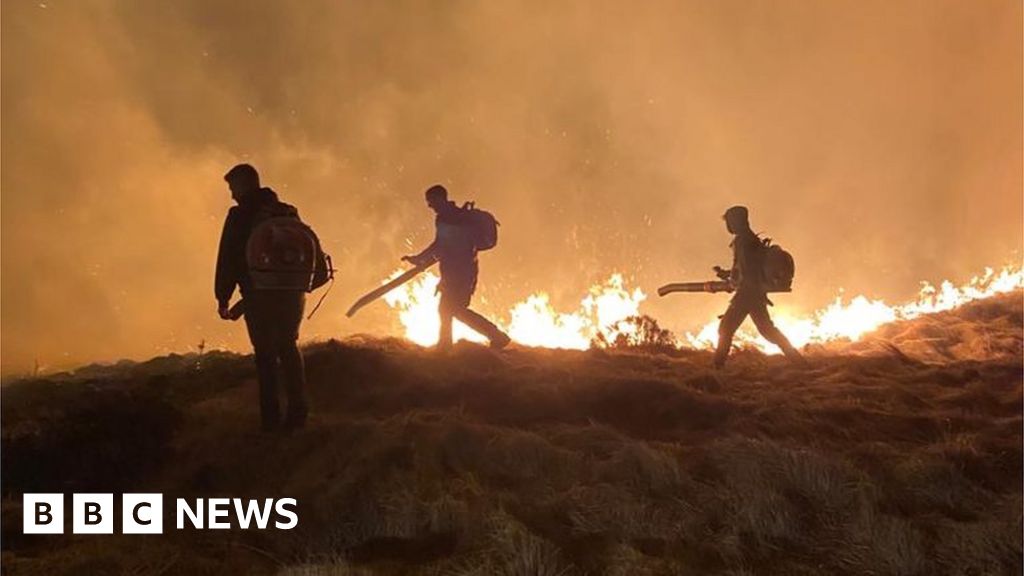 Peak District: Wildfires pose significant threat to national park - BBC ...