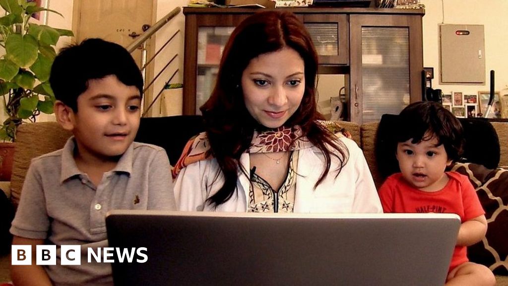 How to stop female doctors from dropping out in Pakistan - BBC News