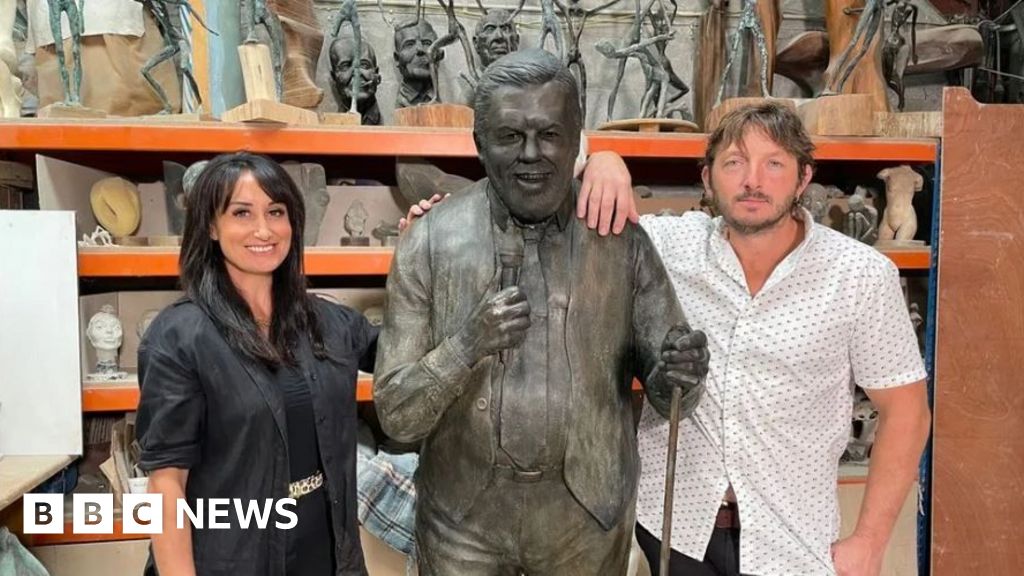 Jethro memorial statue to be unveiled in Liskeard - BBC News