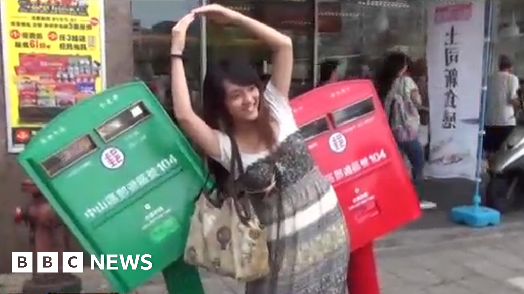 Taiwan: Typhoon-damaged post boxes draw crowds - BBC News