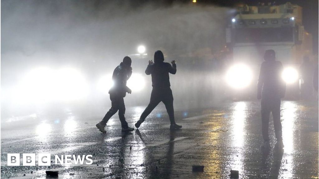 NI riots: PSNI use water cannon on seventh night of violence - BBC News