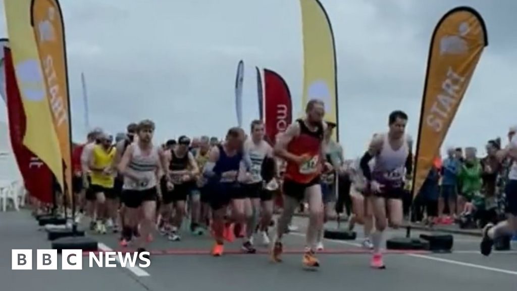 Runners take on Guernsey Marathon - BBC News