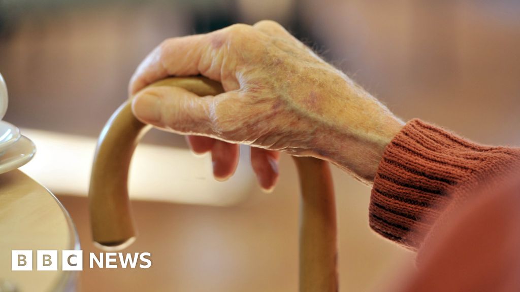 New £150 payment to help Isle of Man's 'squeezed middle' - BBC News