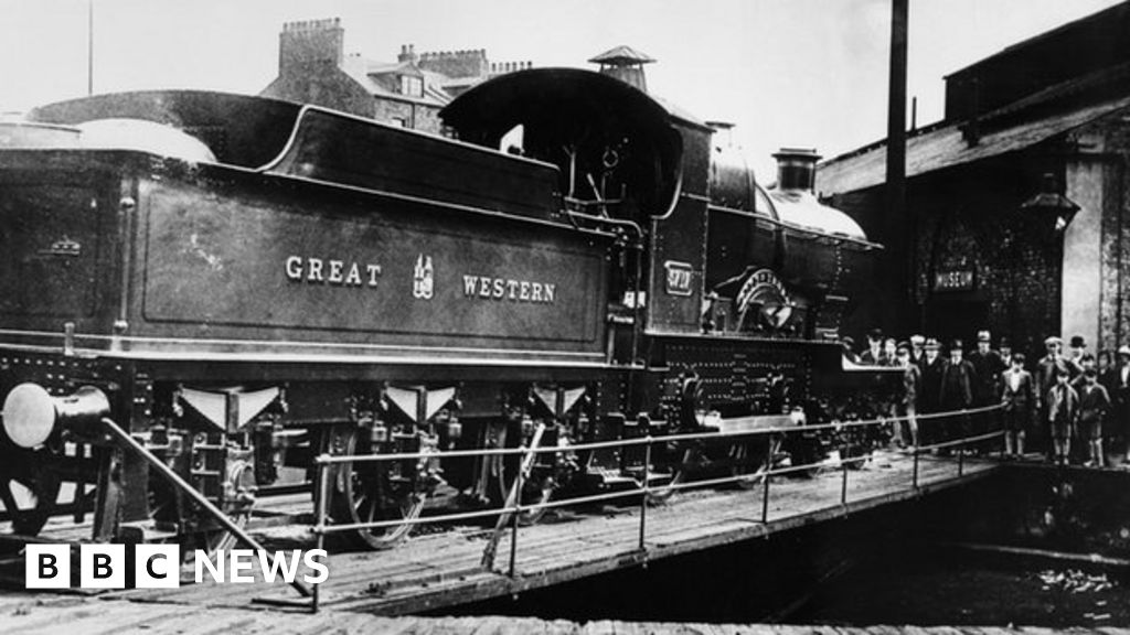 Historic steam locomotive arrives at Swindon's steam museum - BBC News