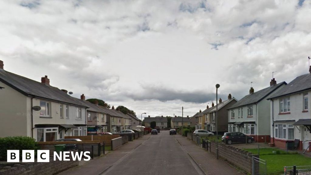 Cardiff stabbing: Murder arrests after stabbed man dies - BBC News