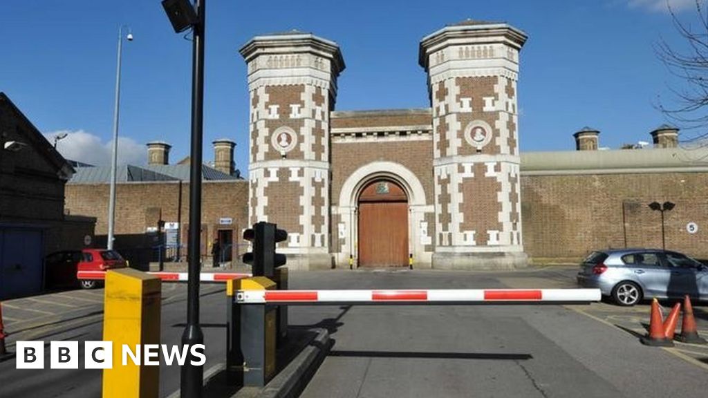 Gove eyes changes to prison governors' role - BBC News