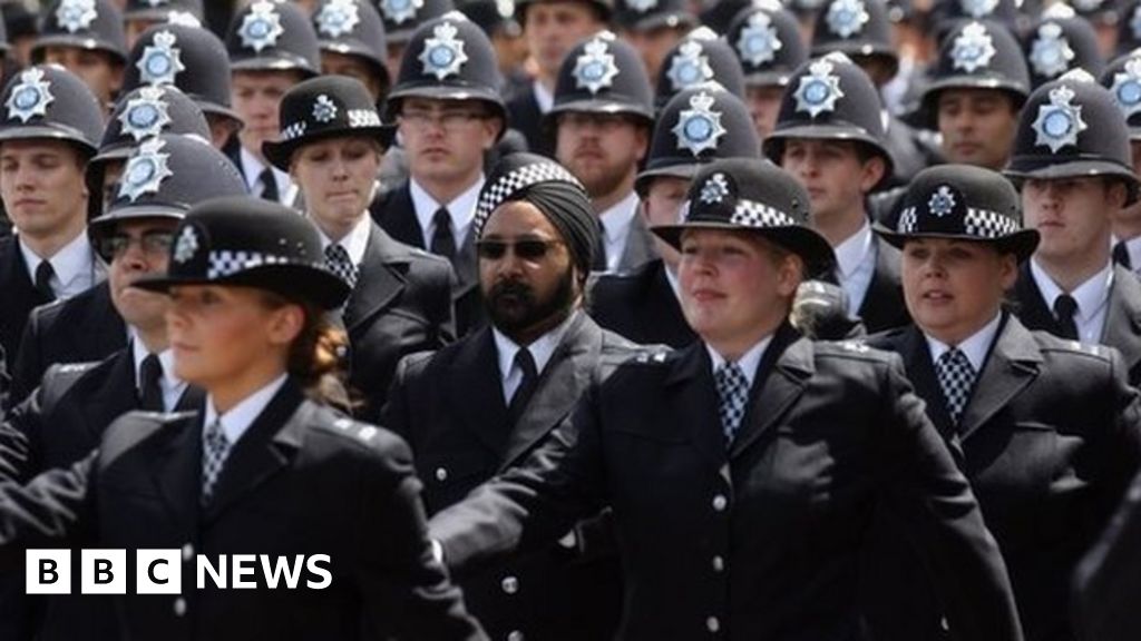 'Insular' police resistant to change, review concludes - BBC News