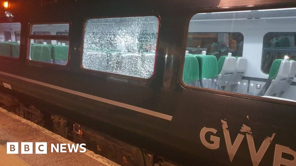 Severn Tunnel: Train passengers saw flames from window - BBC News