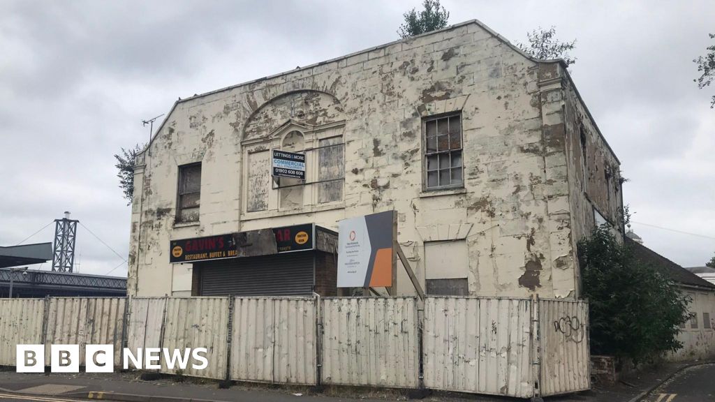 Public asked to share memories of Pipe Hall in Bilston - BBC News