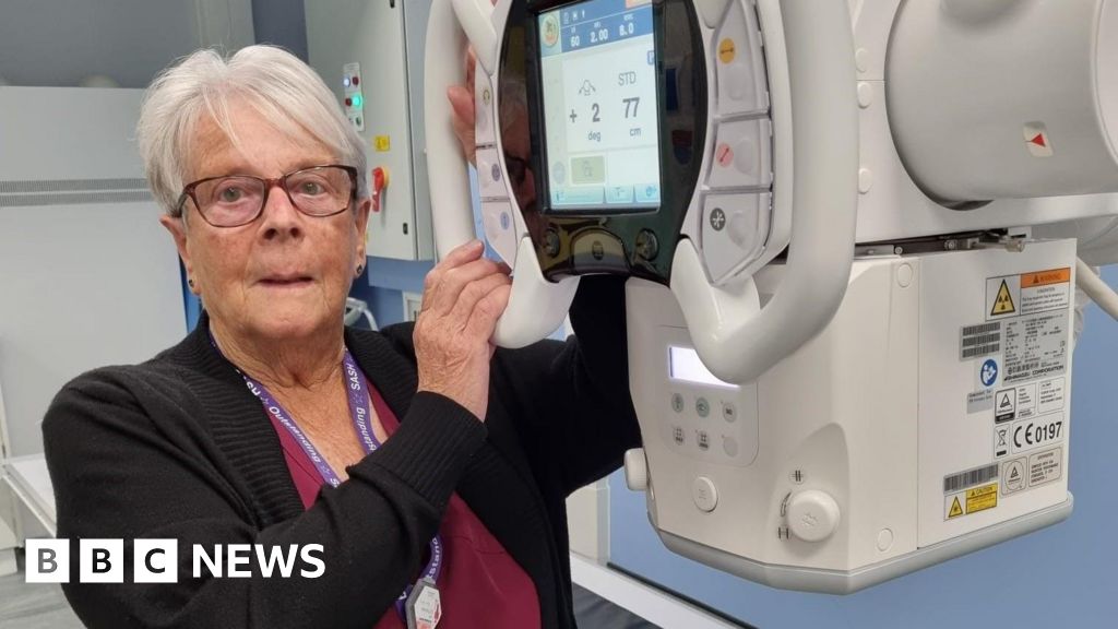 Caterham Dene Hospital radiographer retires after 66 years - BBC News