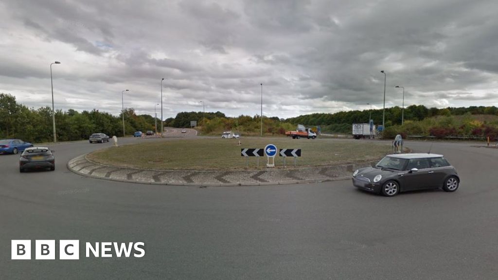 Slough man dies as car crashes into M40 Wheatley roundabout - BBC News