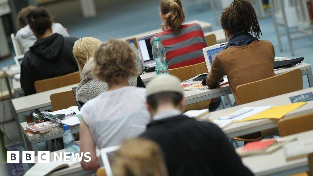 University clearing 2016 'the busiest ever', says Ucas - BBC News