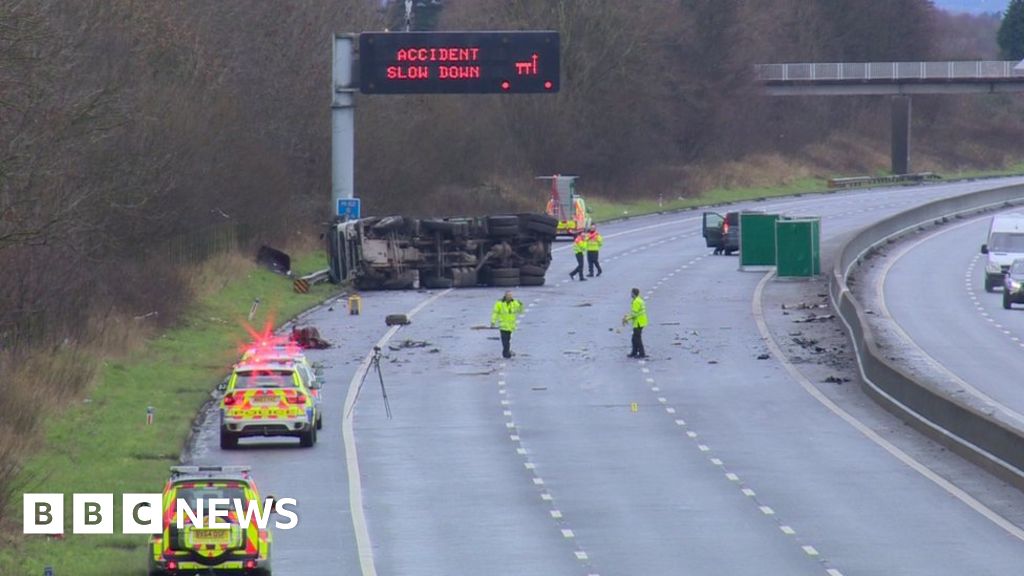 Woman dies in M62 Eccles Interchange lorry and car smash - BBC News