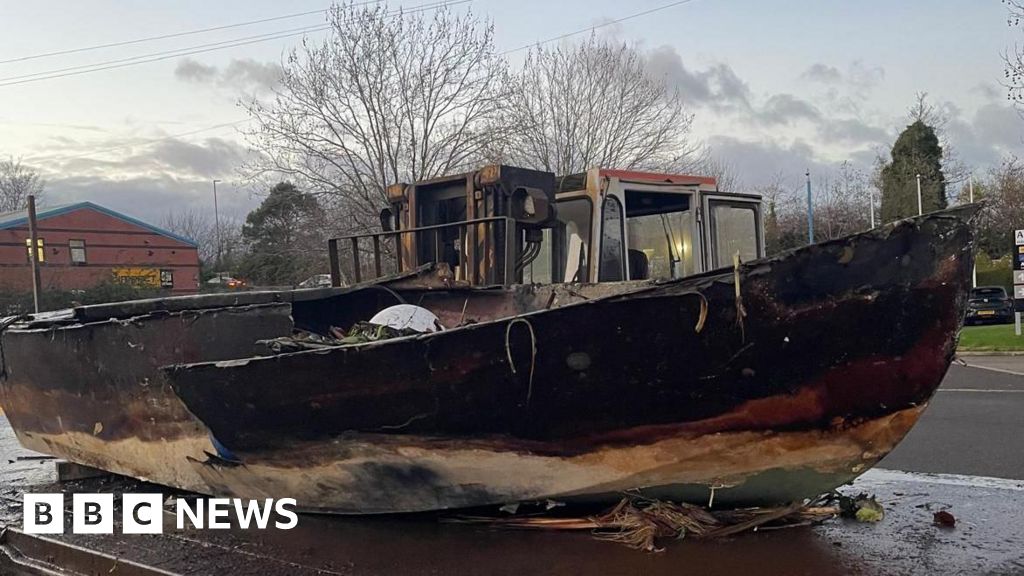 'Dangerous' abandoned canal boats in Derbyshire removed - BBC News