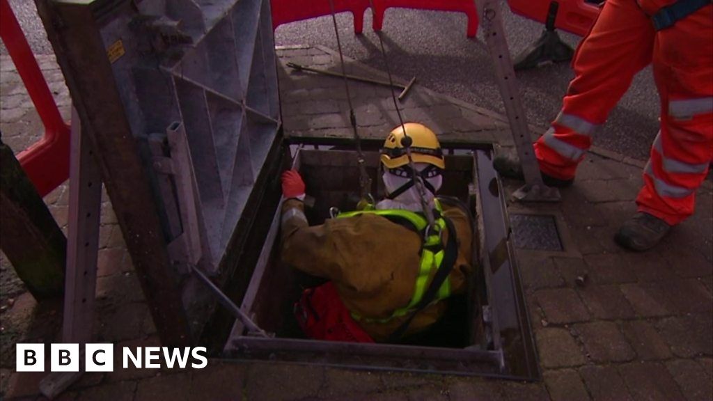 Workers begin to clear giant Sidmouth fatberg - BBC News