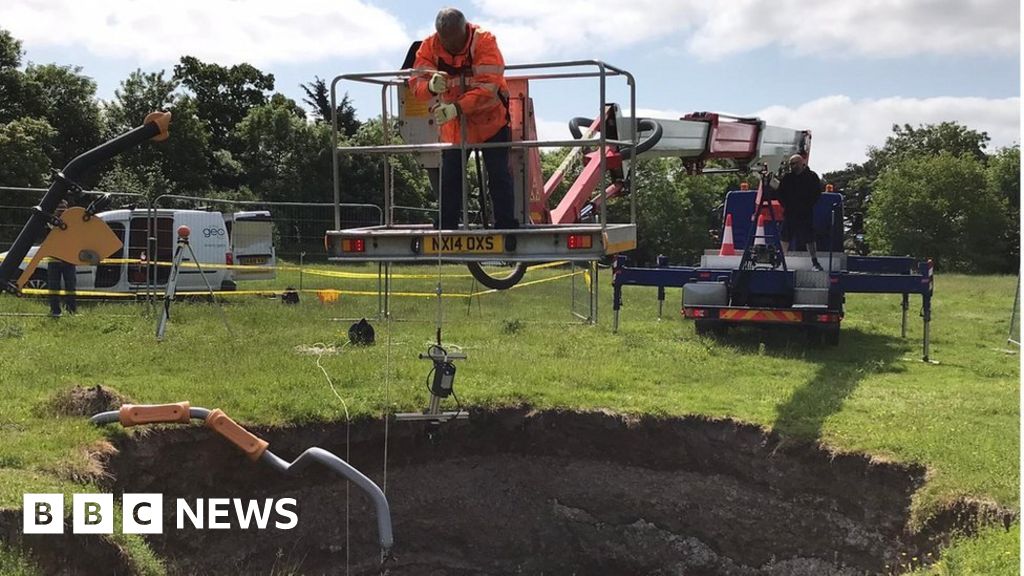 Sinkholes: Why do they keep appearing in the ground? - BBC News
