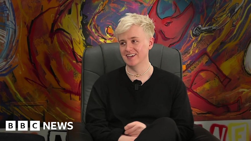 Award-winning Hampshire comedian publishes book - BBC News