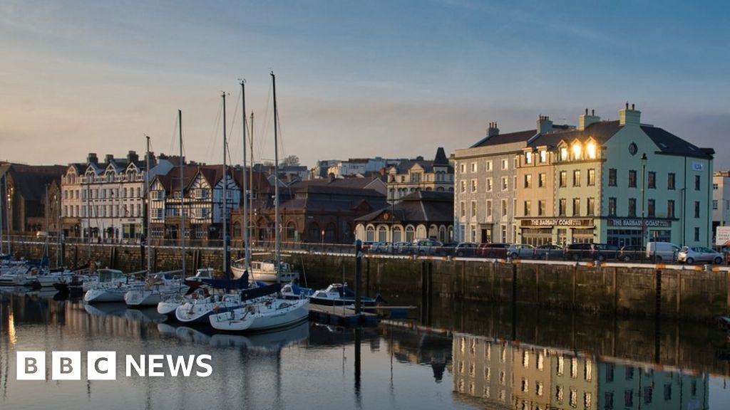 Manx government ends seasonal visa route for hospitality workers - BBC News