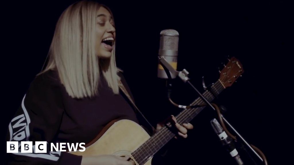 Mahalia performs Proud Of Me for BBC 1Xtra - BBC News