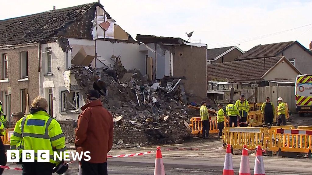 Swansea explosion: Neighbour acted on 'instinct' to rescue teen - BBC News