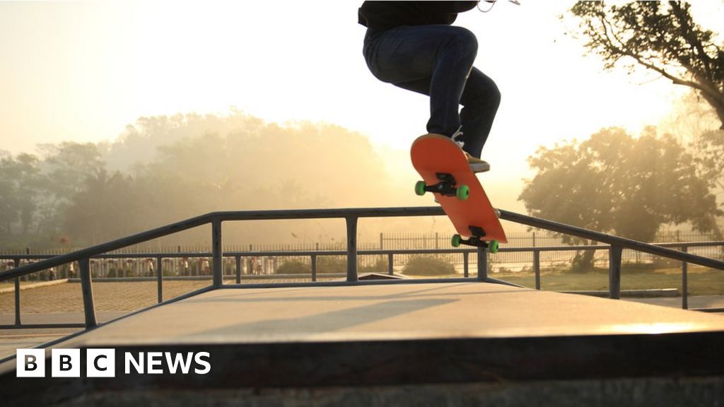 Man injured by liquid attack near Bournemouth skatepark - BBC News